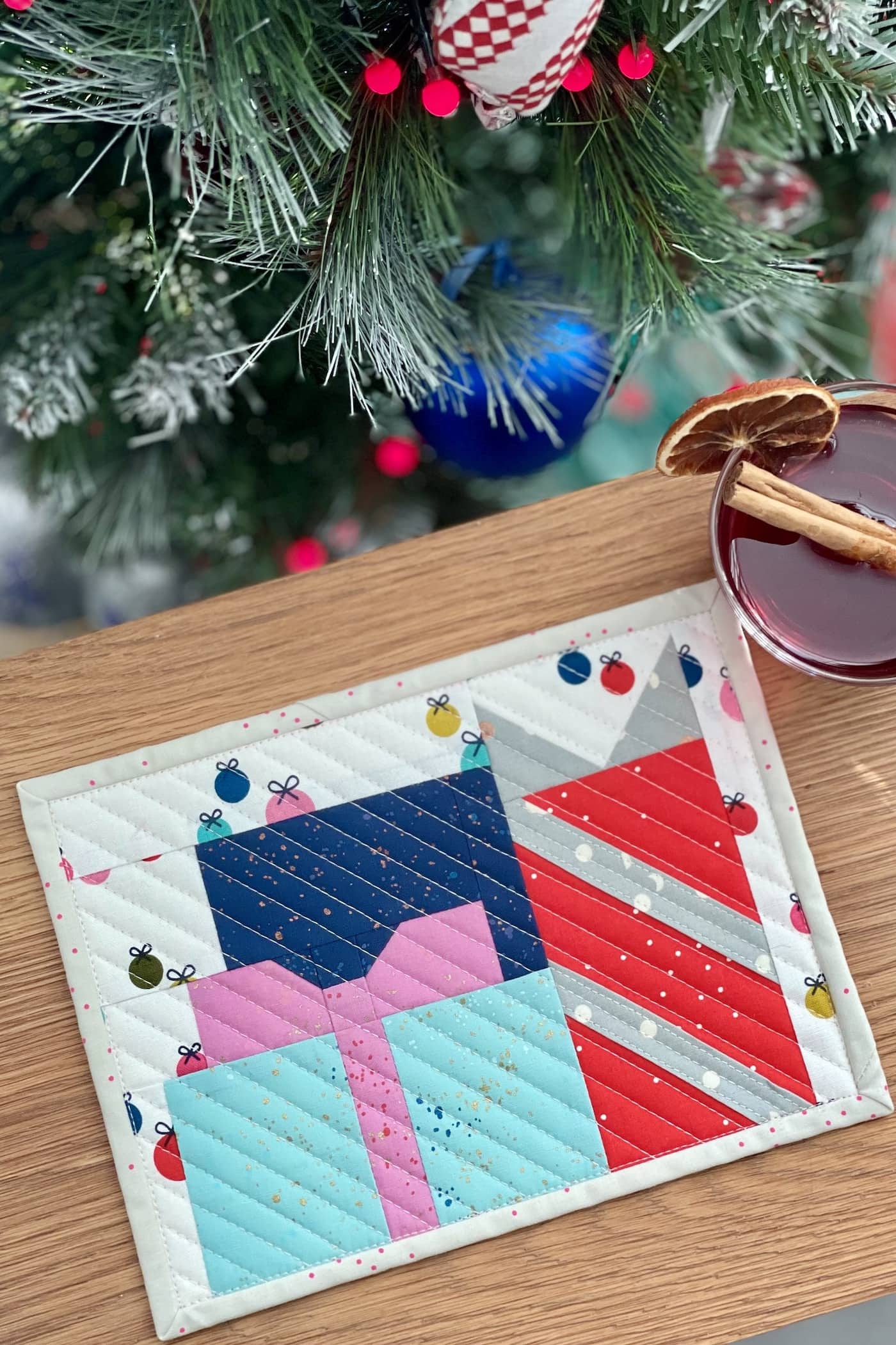 Patchwork Presents Mug Rug Pattern - The Polka Dot Chair